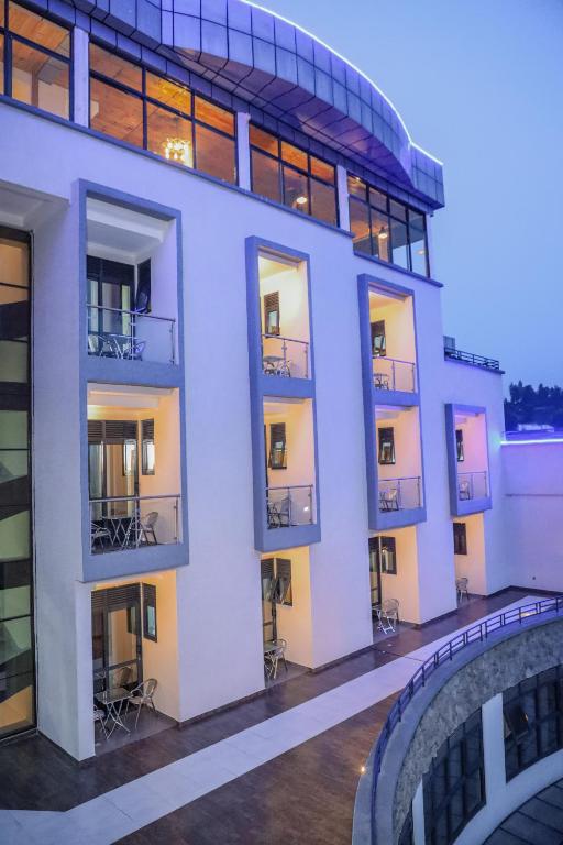 Amikusi Hotel Muzanze | Rwanda wildlife safaris