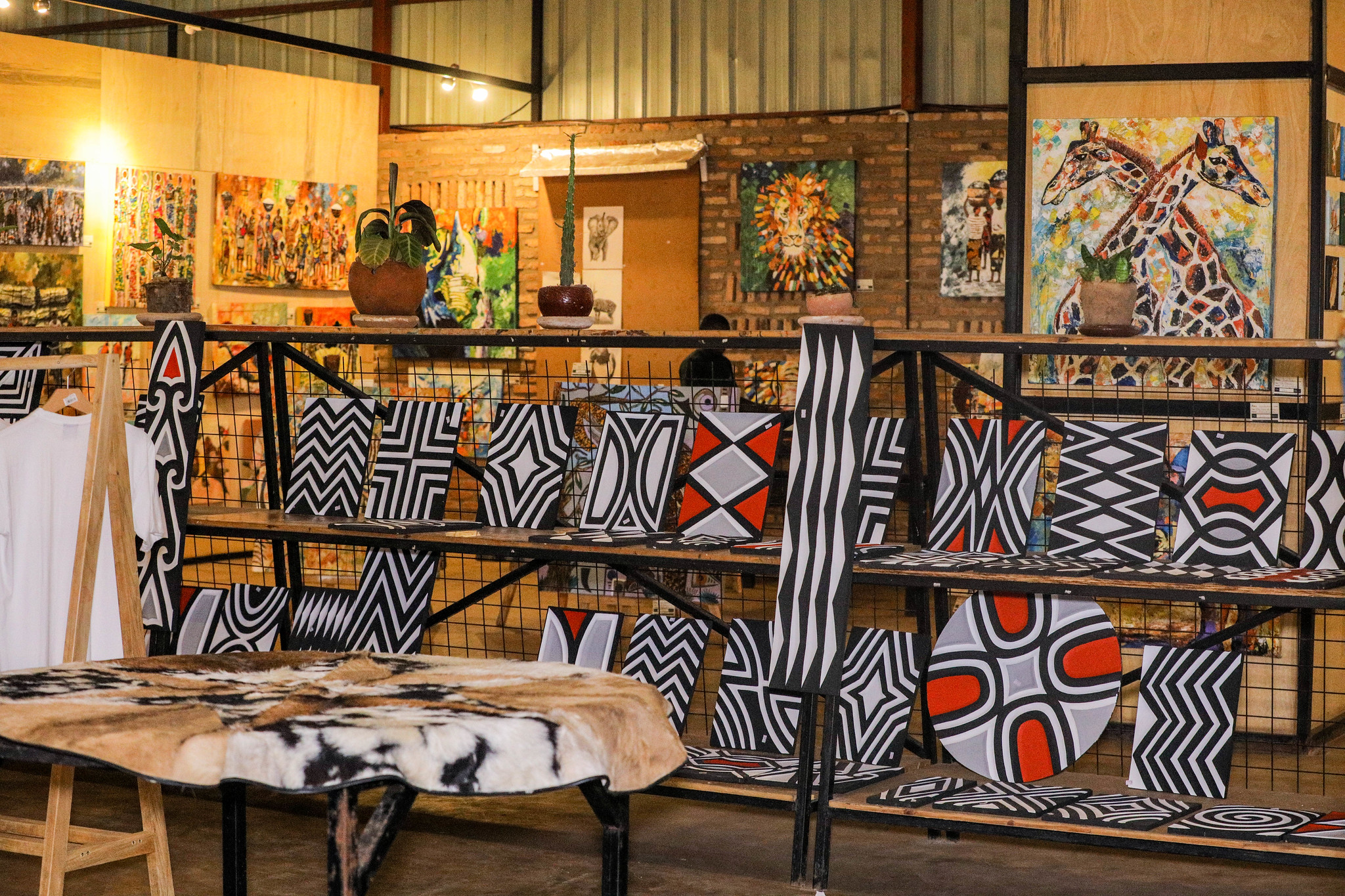 Experience Rwanda’s Imigongo art | Rwanda Cultural Safaris